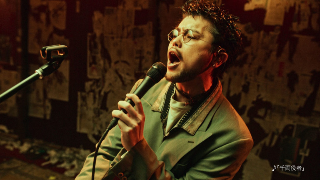 佐藤健 King Gnuがドコモ新TVCMで初共演！常田大希が「千両役者」サビ歌い上げた瞬間佐藤が驚きと充実感のある表情も