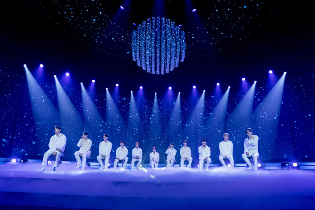 JO1 Live Streaming Concert『STARLIGHT DELUXE』開催で16曲披露！11人円になってエモーショナル演出や ...