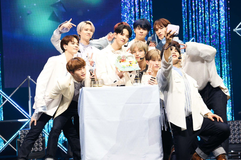 JO1 MV「REAL」再生公約達成しMV制作メンバー発表！川西拓実 金城碧海から「Blooming Again」褒められ思わず笑顔や佐藤景瑚サプライズバースデーも【レポート後編】