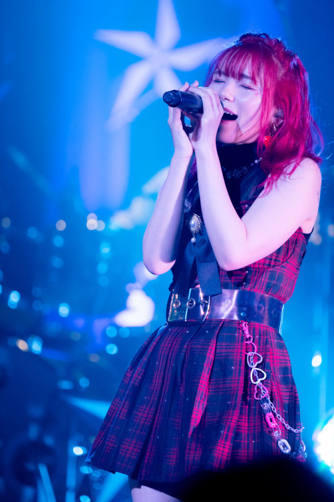 Machico アーティストデビュー10周年記念のワンマンライブ開催で27曲で駆け抜け！おへそを出した大胆衣装やどこまでも遠くに響いていくよう ...