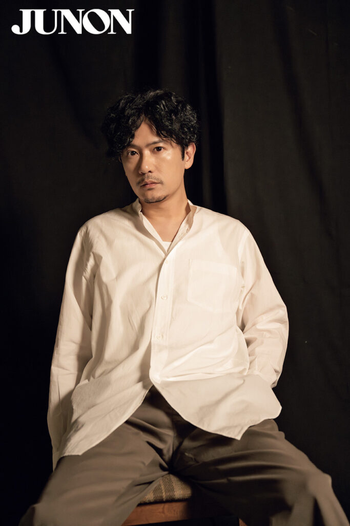 稲垣吾郎「JUNON」12月号登場！新たに仲間入りした愛らしい存在との日常