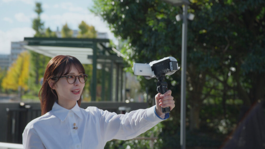 長濱ねるメガネ姿で「NTT R&D FORUM 2024」潜入ムービー！豚骨ラーメン麺の硬さも話す