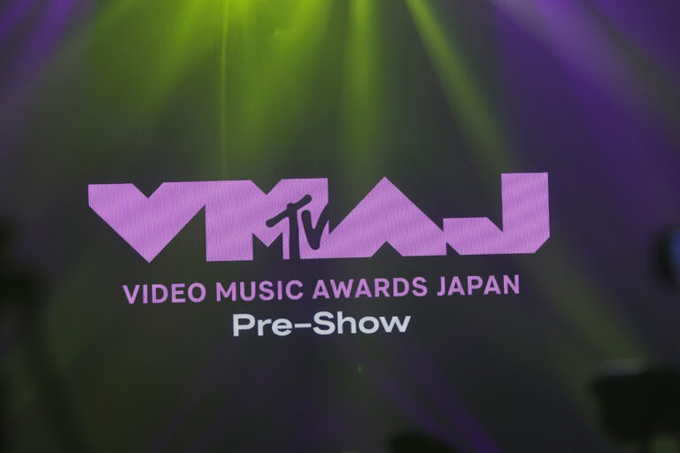 SixTONES「MTV VMAJ」Pre-Showレッドカーペットトリに！歩くたびに大歓声に包まれる
